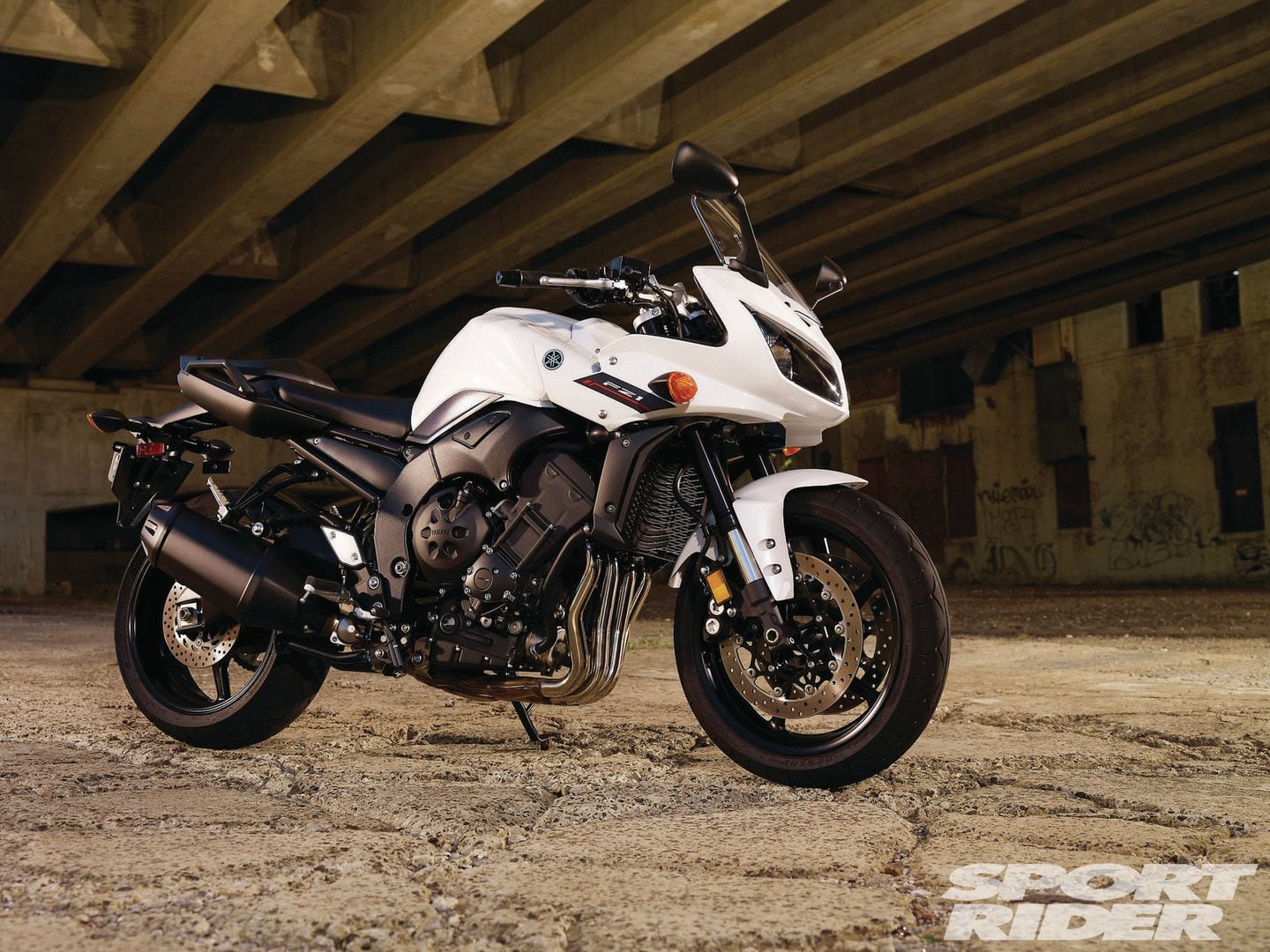 FZ1's Load Capacity and Bronze Engine Covers | Cycle World
