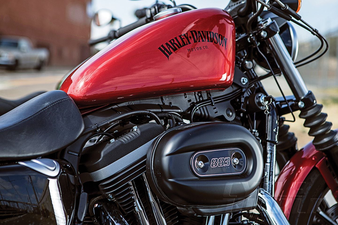 Harley Davidson 883 Iron Red